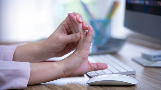 Zo slecht is het knakken met je vingers | Gezondheidsnet