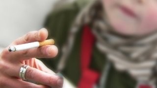 Eenderde kleuters rookt thuis mee | Gezondheidsnet