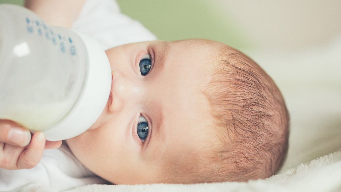 Hoeveel voeding heeft mijn baby nodig? | Gezondheidsnet