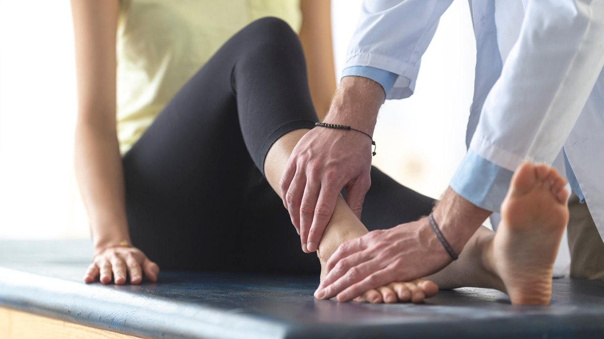 Enkel verstuikt of verzwikt: wat moet je doen? | Gezondheidsnet