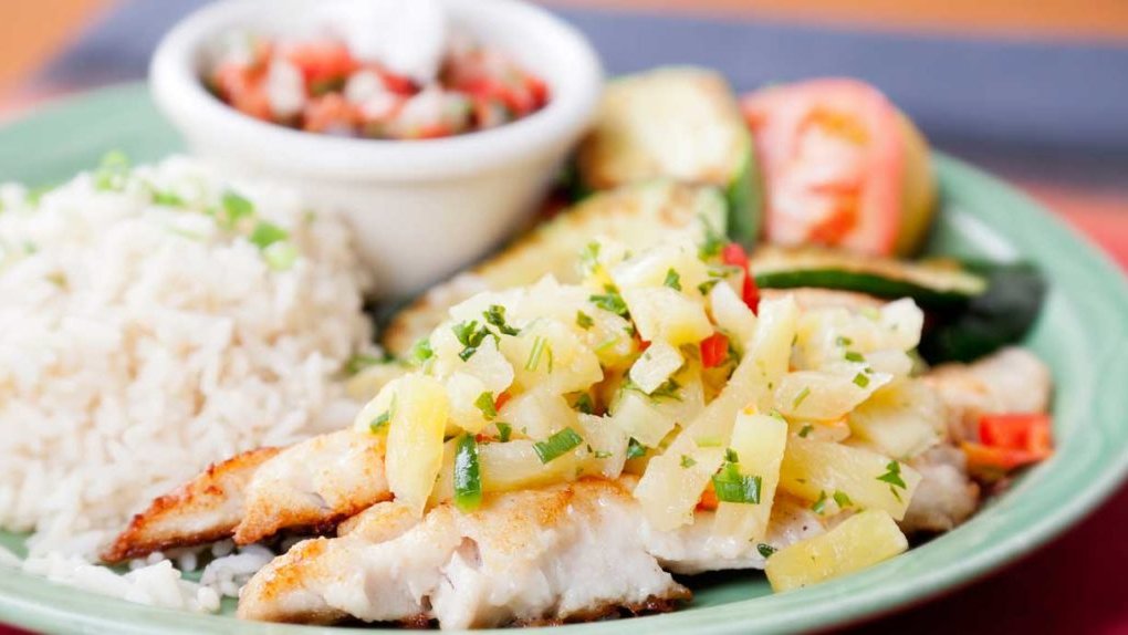 Gegrilde rode snapper met rijst en ananassalsa | Gezondheidsnet