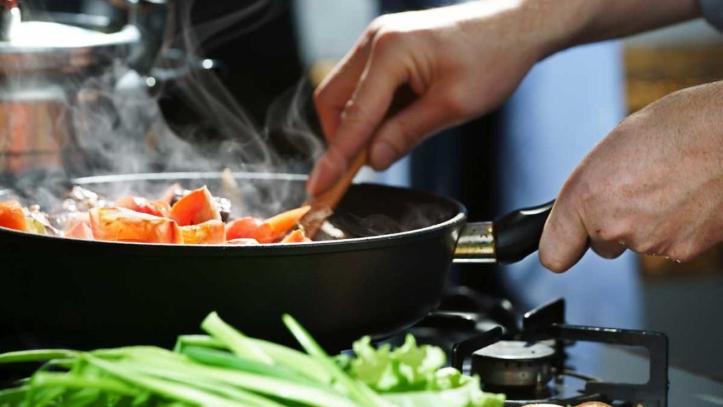 Wat is gezonder: groenten koken of bakken? | Gezondheidsnet