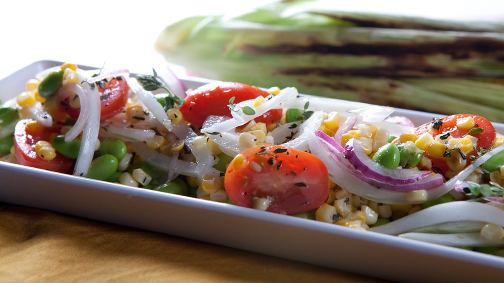 Maïs met rode ui en kerstomaatjes | Gezondheidsnet