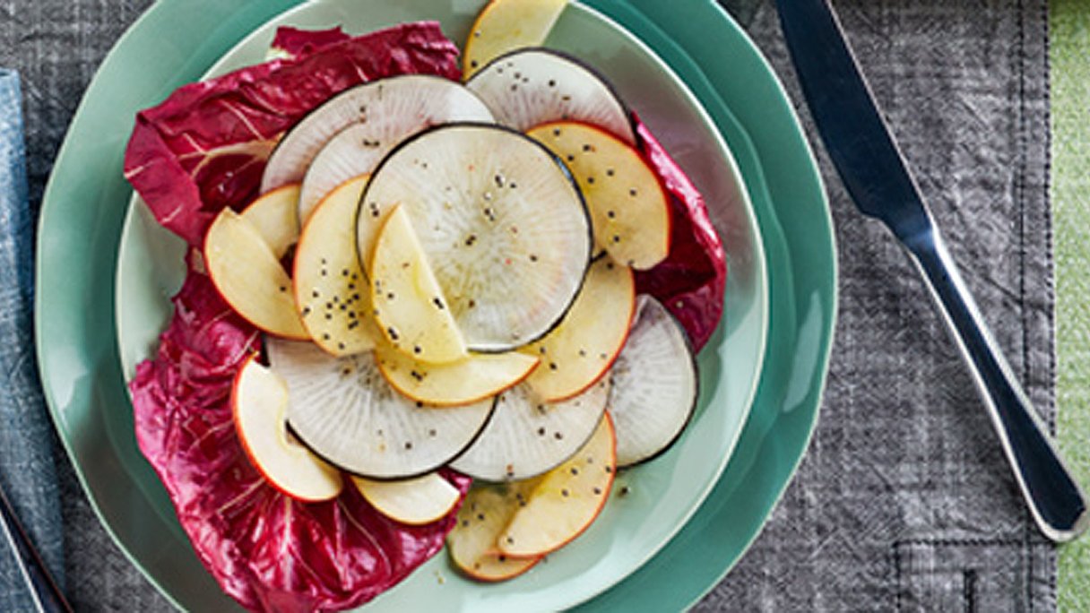 Salade van rammenas, roodlof, appel en gepoft mosterdzaad | Gezondheidsnet