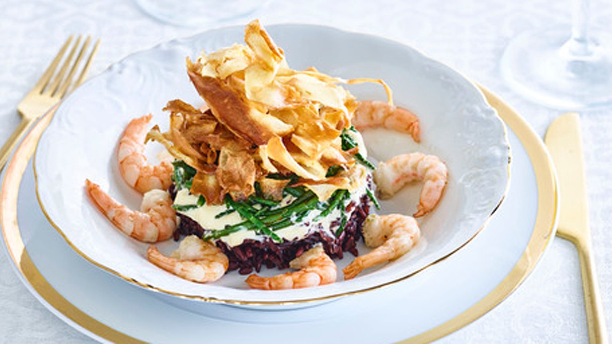 Zwarte rijst met garnalen en gefrituurde pastinaak | Gezondheidsnet